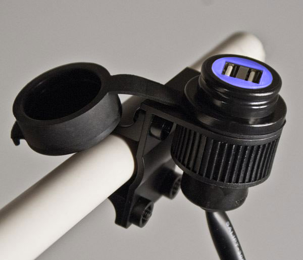 Duo USB Steckdose Motorrad, 12-24V, für 22mm / 25mm Lenker | Touratech